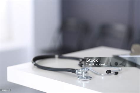 리셉션 데스크에 누워 청진 기 및 의료 기록 양식 진료소 또는 응급 병원에서 의사 작업 테이블에서 의료 도구 의학 및 의료 개념 0명에 대한 스톡 사진 및 기타 이미지