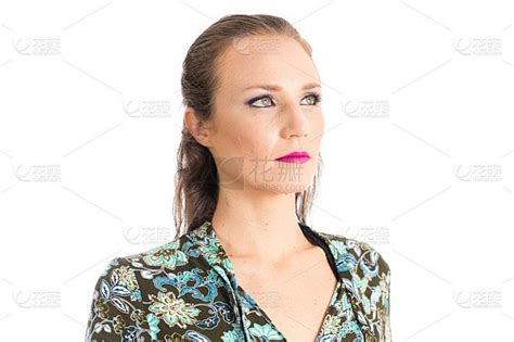 绿眼睛的女人正看着一边。她金发碧眼，穿着一套绿色花哨的衣服。白色背景。
