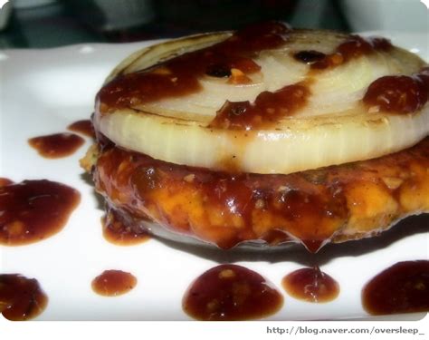 양파를 곁들인 두부스테이크