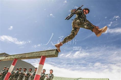 青海武警夏日练兵忙 人民图片网