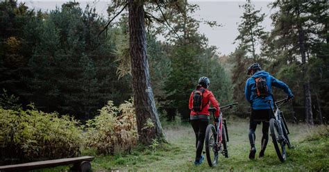 가을날 숲에서 야외에서 전자 자전거를 걷고 밀고 있는 노인 부부 바이커의 뒷모습 사진 Unsplash의 산악 자전거 타기 이미지