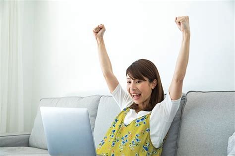 컴퓨터를하는 여자 유토이미지 상세페이지 베이직샵 22039416