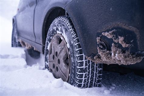눈 덮인 도로에 겨울 타이어입니다 겨울 조건에서 도로 안전 0명에 대한 스톡 사진 및 기타 이미지 0명 가까운 겨울