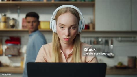 헤드셋 남자가 근접 촬영을 방해하려고 하는 노트북으로 집에서 일하는 비즈니스 여성 산만함에 대한 스톡 사진 및 기타 이미지 산만함 헤드폰 가정 주방 Istock