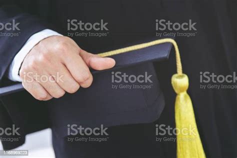 졸업 학생 은 대학의 졸업 성공 졸업생 동안 손에 모자를 들고개념 교육 축하 졸업식 대학에서 졸업생을 축하합니다 소프트 포커스