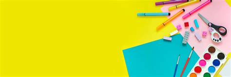 학교 용품 노란색 배경에 문구 캡션을위한 공간 연필로 그림을 그리고 컬러 종이를 적용 할 준비가 아이 맨 위 보기 0명에 대한 스톡 사진 및 기타 이미지 Istock