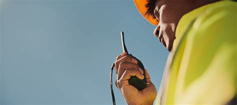 배너 건설 및 통신 연락 및 유지 보수를 위해 도시에서 라디오를 가진 사람 토목 공학 검사를 위한 작업자의 모형 공간 이하 건물 인프라 또는 건축 25 29세에 대한 스톡