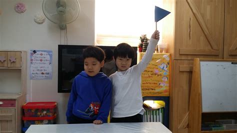 2월1주 게임 하늘반 친구들과 깃발 올리고 내리고게임을 했어요~ 두 친구가 동시에 주사위를 던져서 Flickr