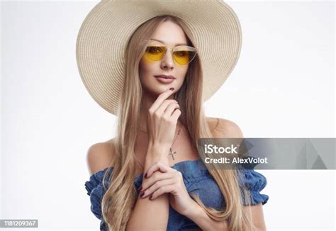 푸른 드레스와 넓은 모자에 포즈를 취하는 아름다운 여성 모델 가냘픈에 대한 스톡 사진 및 기타 이미지 가냘픈 개인 장식품 관능 Istock