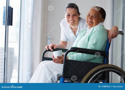 Gelukkige Jonge Verpleegster Met Een Oude Pati Nt Stock Foto Image Of Naughty Zorg