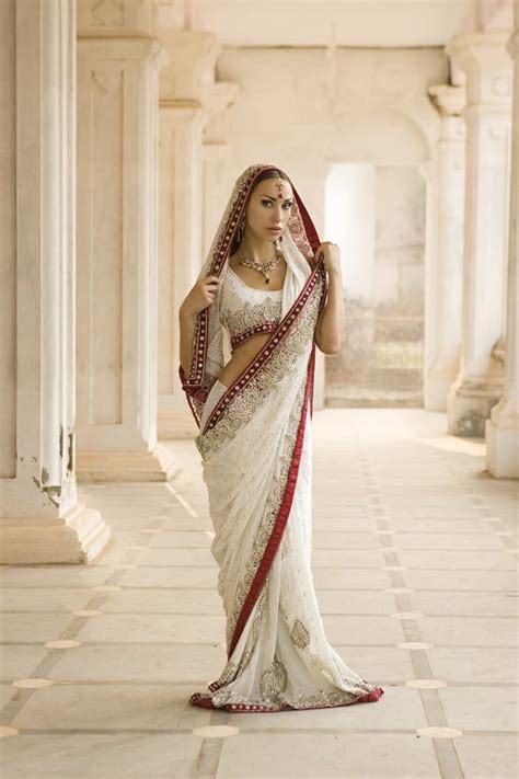 Mooie Jonge Indische Vrouw In Traditionele Kleding Met Bruids Stock Afbeelding Image Of Dame