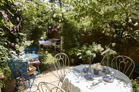 バラの季節に英国スタイルのガーデンパーティーでおもてなし Gardenstory ガーデンストーリー