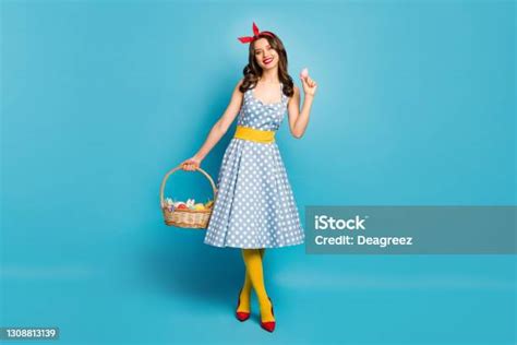 전체 길이의 몸 크기 보기 그녀의 좋은 매력적인 사랑스러운 예쁜 유행 쾌활한 쾌활한 여자 바구니 색깔의 계란을 들고 밝은 선명한 빛나는 선명한 블루 컬러 배경 부활제에 대한