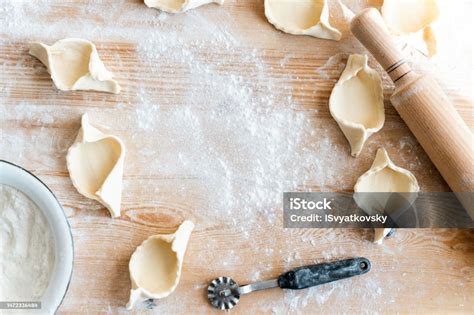 나무 테이블에 누워 반죽에서 롤러 핀과 생 빵집의 잘린 모습 0명에 대한 스톡 사진 및 기타 이미지 0명 굴리기 그릇 Istock