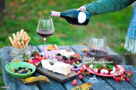 레드 와인 치즈 햄과 올리브와 이탈리아 피크닉 야외에서 점심입니다 전통적인 간식입니다 사람에는 와인 한 잔 부 어 넣는다 공간 복사 0명에 대한 스톡 사진 및 기타 이미지