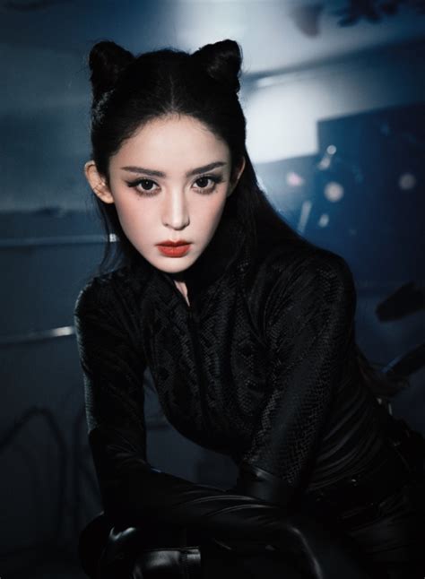 32岁娜扎化身神秘猫女，黑色紧身衣勾勒完美曲线，这颜值真的绝了！