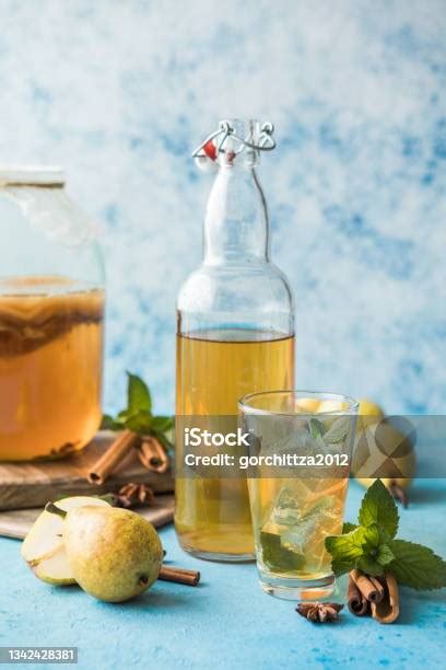 생 발효 수제 알코올 또는 비 응고성 콤부차 슈퍼 푸드 블루 배경에 민트와 유리에 건강한 천연 프로바이오틱아이스 티 Ale에 대한 스톡 사진 및 기타 이미지 Istock