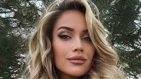 Секси голфърка се фука с прелестите си