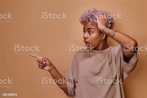 정서적 충격 아프리카 계 미국인 여자 포인트 손가락 에 뭔가 믿을 수 없는 사람 얼굴에 대한 스톡 사진 및 기타 이미지 사람 얼굴 갈색 곱슬 머리 Istock