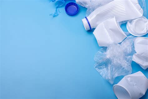 정렬 되지 않은 깨끗 한 쓰레기 더미에 사용 됩니다 병 가방 그리고 파란색 배경에 종이입니다 정렬 낭비 텍스트에 대 한 장소 0명에 대한 스톡 사진 및 기타 이미지 Istock