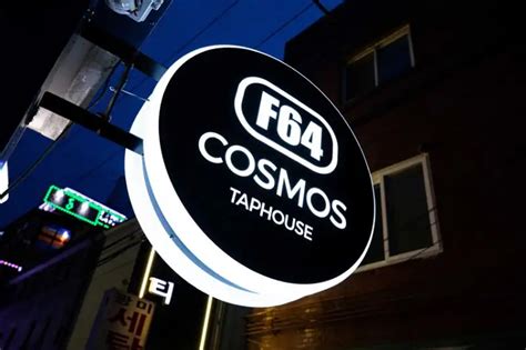 우주 느낌으로 연출한 몽환적 분위기의 18평 펍 인테리어