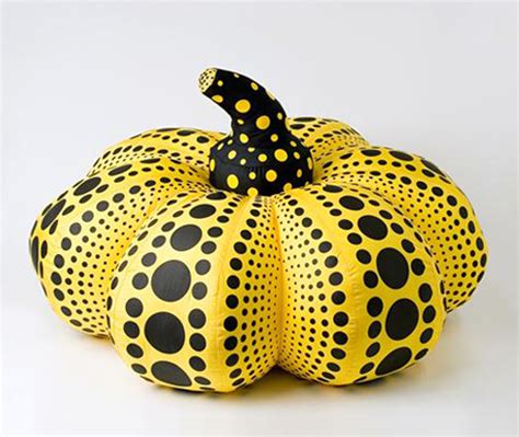 坂井直樹の”デザインの深読み” 草間彌生の作品がバブルだ。また草間の描く大量の水玉は卵子を思い出させる。sex恐怖症の発言もあり棒状のモチーフは、彼女の恐怖の対象ペニスかもしれない。