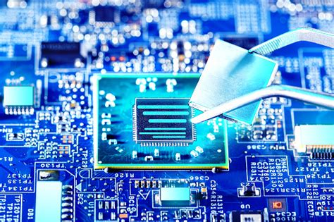 기술자가 cpu 마이크로프로세서를 마더보드 소켓에 연결합니다 cpu에 대한 스톡 사진 및 기타 이미지 cpu 계산 장치