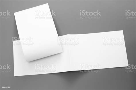 빈 초상화 A4입니다 소책자 잡지 회색 변하기 쉬워 배경에 고립 화이트 회색에 고립 된 종이 명함 0명에 대한 스톡 사진 및 기타 이미지 Istock