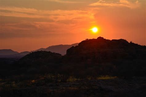 Premium Photo Evening View Of Savannah Hills With The Sun Setting