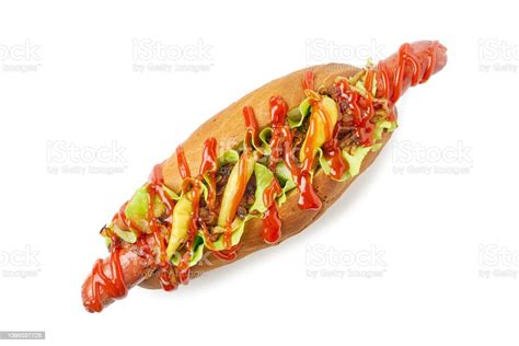 튀긴 양파와 절인 고추를 흰색으로 곁들인 맛있는 핫도그 가공육에 대한 스톡 사진 및 기타 이미지 가공육 건강에 좋지 않은