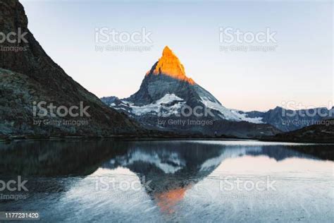 스위스 알프스의 아름다운 산악 호수와 마테호른 위의 밝은 일출을 만나는 여성의 실루엣 주황색에 대한 스톡 사진 및 기타 이미지