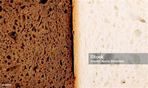 흑인과 백인 빵 근접 촬영 호 밀과 밀 빵의 근접 촬영 베이킹 최고 보기의 두 가지 종류의 조각을 잘라합니다 갈색에 대한 스톡 사진 및 기타 이미지 Istock