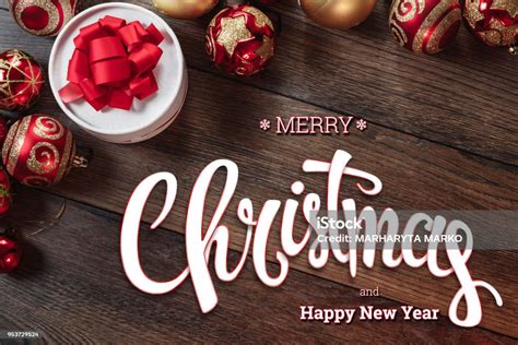 메리 크리스마스와 새 해 복 많이 받으세요 장식 및 나무 갈색 테이블에 선물의 비문 크리스마스 카드 크리스마스 배경입니다 혼합 미디어입니다 0명에 대한 스톡 사진 및 기타