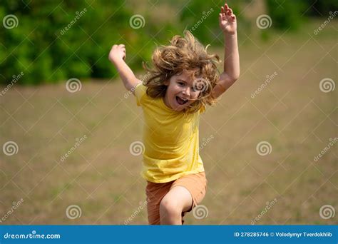 Un Chico Emocionado Corriendo Por La Calle Ejecución De Disfruto De Niños Con Asombro Niño