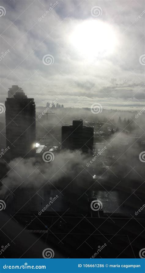 Sobre La Construcci N De Las Nubes Foto De Archivo Imagen De Subida Edificio