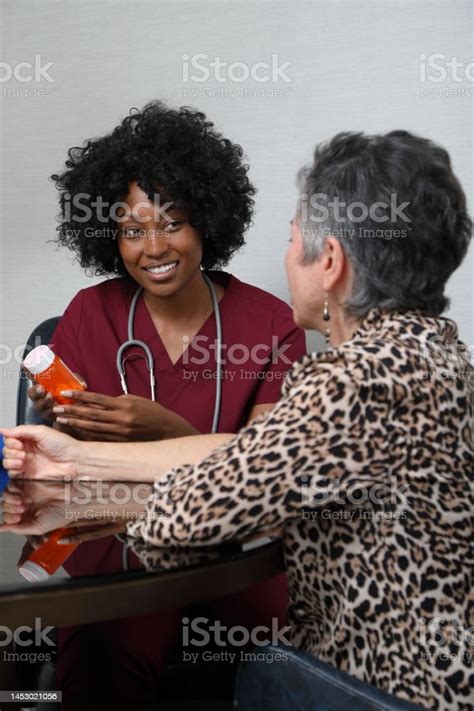 아프리카 계 미국인 간호사는 노인 수직을위한 혈압 약을 조언합니다 2명에 대한 스톡 사진 및 기타 이미지 2명 35 39세 60 64세 Istock