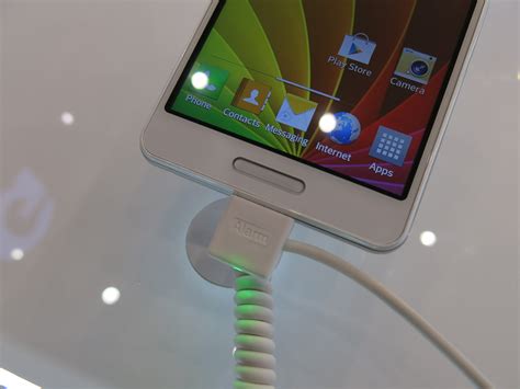 Mwc 2013 Lg Optimus F7 Demoed In Barcelona Hands On Here Video