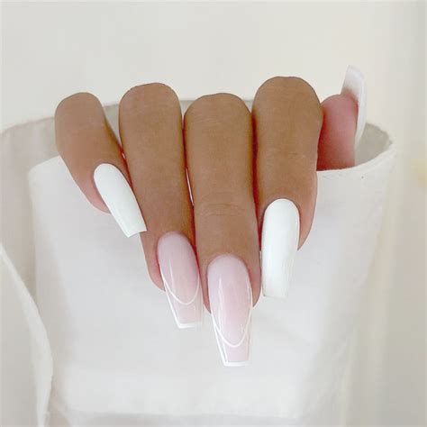 Pagsuot Ng Mahabang Puting Linya Na Kulay Rosas Na May Simple Na Patch