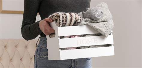 따뜻한 의류 품목 기부 및 자선 개념 가정 생활 조직 및 정리 정돈이 담긴 나무 상자를 들고 있는 여성 가사 집안일에 대한 스톡 사진 및 기타 이미지 Istock