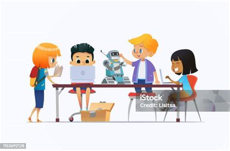 소년과 소녀 서 서와 노트북 및 로봇 책상 주위에 앉아 프로그래밍 수업을 위한 학교 프로젝트에 작업 아이 들을 위한 코딩 및 로봇 공학의 개념 평면 만화 그림입니다 아이에