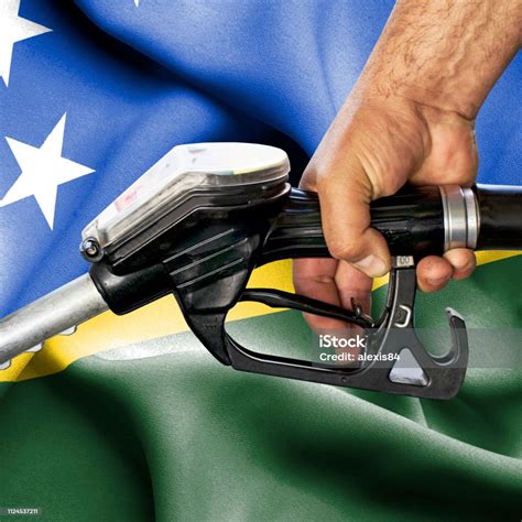 가솔린 소비 개념솔로몬 제도의 국기에 대 한 호스를 들고 손 가솔린에 대한 스톡 사진 및 기타 이미지 가솔린 경제 교통수단 Istock