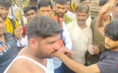 ऑटो में लड़की से छेड़छाड़ इकट्ठा हुए लोगों ने शोहदे का ऐसे उतारा भूत