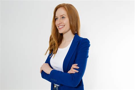 흰색 티셔츠와 흰색 배경에 고립 된 검은 가죽 재킷을 입은 여성 패션 의류 전면 보기에서 빨간 머리 소녀 빈 템플릿 여름 티셔츠 복사 공간 20 24세에 대한 스톡 사진 및