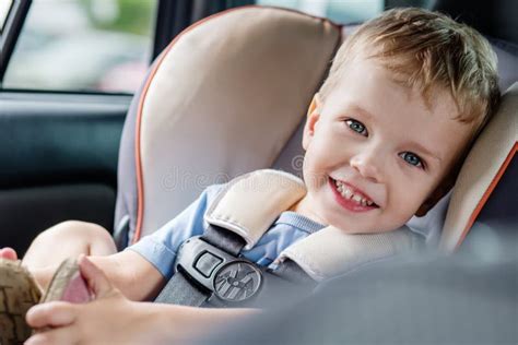 Menino Feliz Da Criança Do Retrato Que Senta Se No Carro Foto De Stock