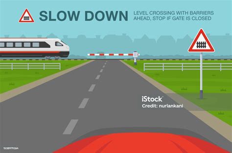 자동차 운전 급행 여객 열차가 접근하는 동안 자동차가 철도 교차로에 도달하고 있습니다 전방 장벽이 있는 수평 교차로 경고 표지판