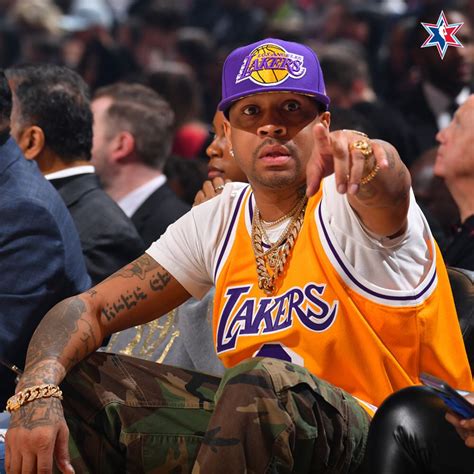 艾佛森身穿8号球衣参加nba全明星赛：科比很棒，非常伟大是个真男人 球迷屋