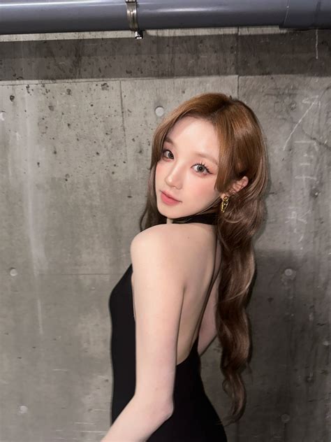 宋雨琦一袭挂脖黑裙性感魅惑 小露香肩女人味十足 搜狐大视野 搜狐新闻