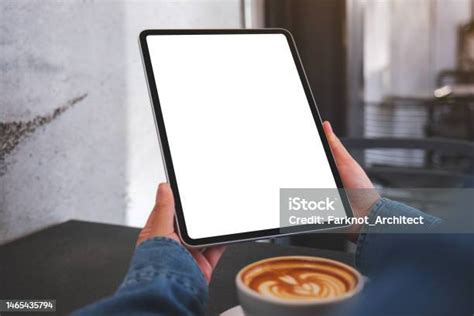 카페에서 빈 흰색 데스크톱 화면으로 디지털 태블릿을 들고있는 여성의 모형 이미지 35 39세에 대한 스톡 사진 및 기타 이미지 35 39세 가정 생활 공란 Istock