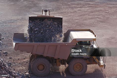 개발형 광산 지구별 이삿짐 옮기는 사람 및 수거장 배달차 0명에 대한 스톡 사진 및 기타 이미지 0명 개발형 광산 건설 차량 Istock