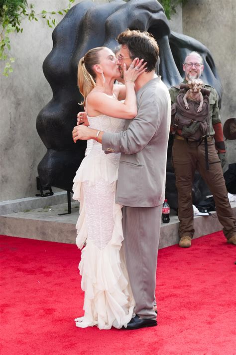 Jonathan Bailey Reacts To Kisses With Scarlett Johansson